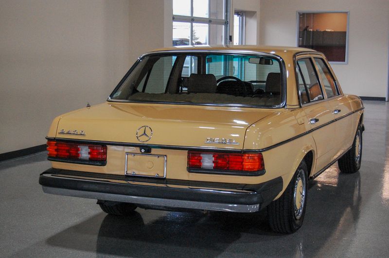 1981 Mercedes-Benz 240D Photos