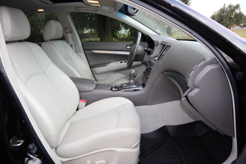 2015 INFINITI Q40 Photos