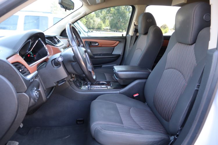 2016 Chevrolet Traverse LT | Victory Motors of Colorado