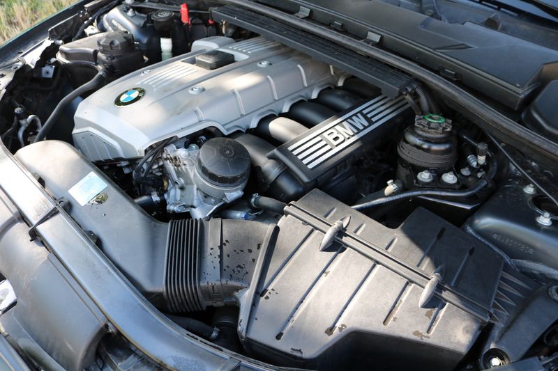 2006 BMW 325xi Photos