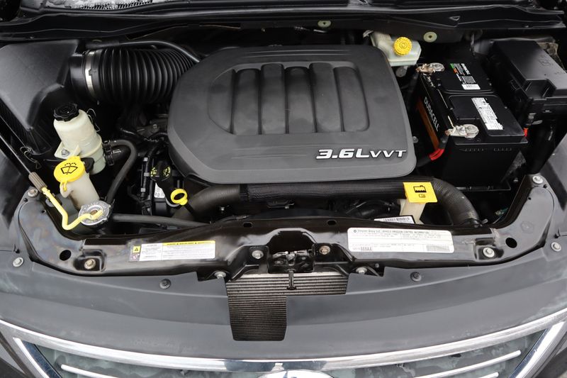 2012 Volkswagen Routan Photos