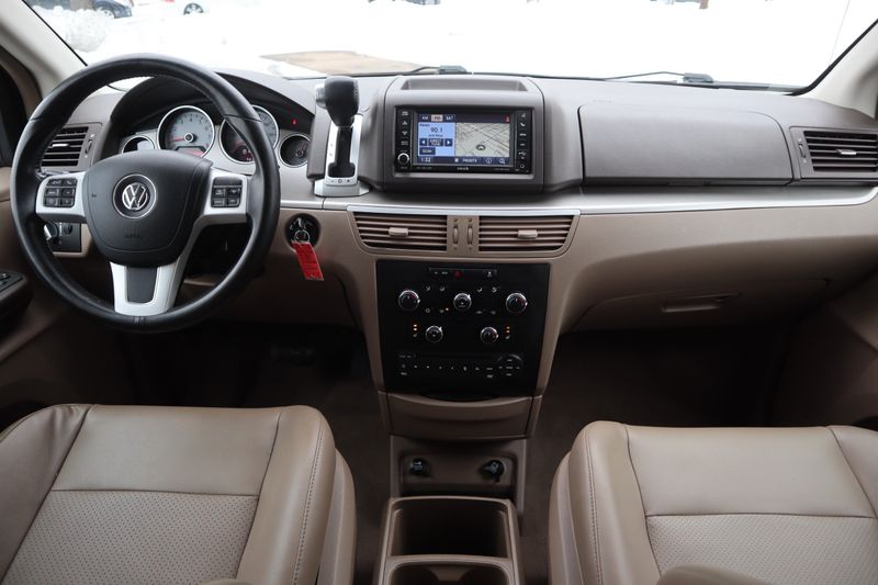 2012 Volkswagen Routan Photos