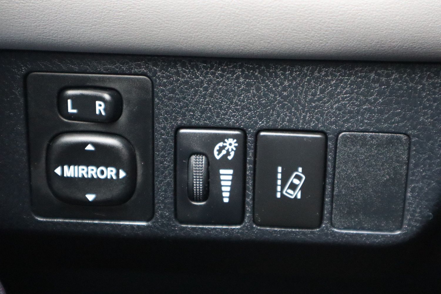 2017 Toyota RAV4 Hybrid XLE | Victory Motors of Colorado