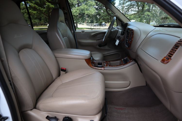 2000 Ford Expedition Eddie Bauer | Victory Motors of Colorado