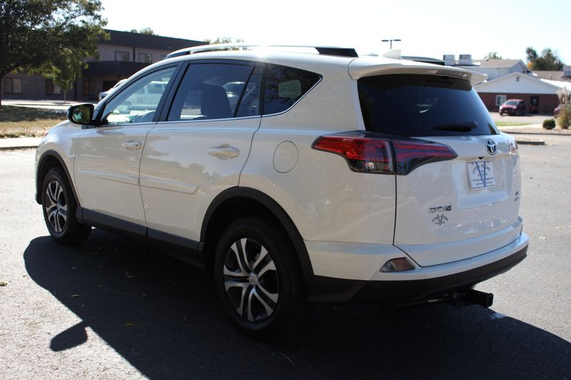2017 Toyota RAV4 Photos