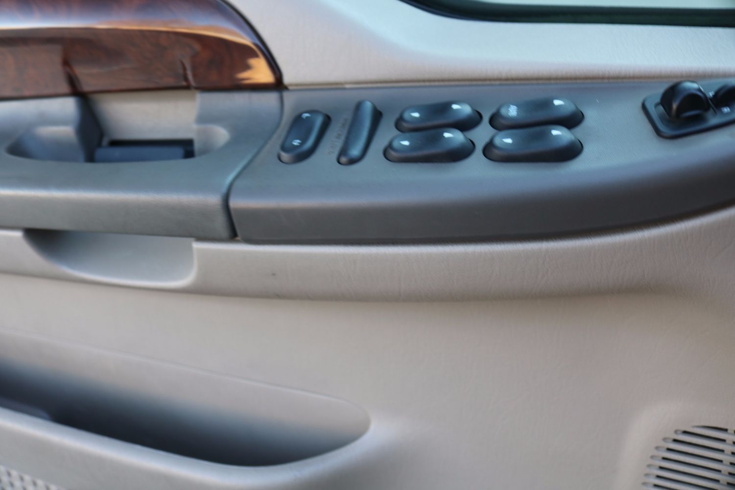 2001 Ford Excursion Limited | Victory Motors of Colorado