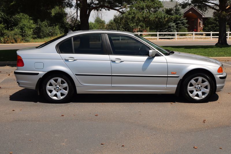 2001 BMW 325i Photos