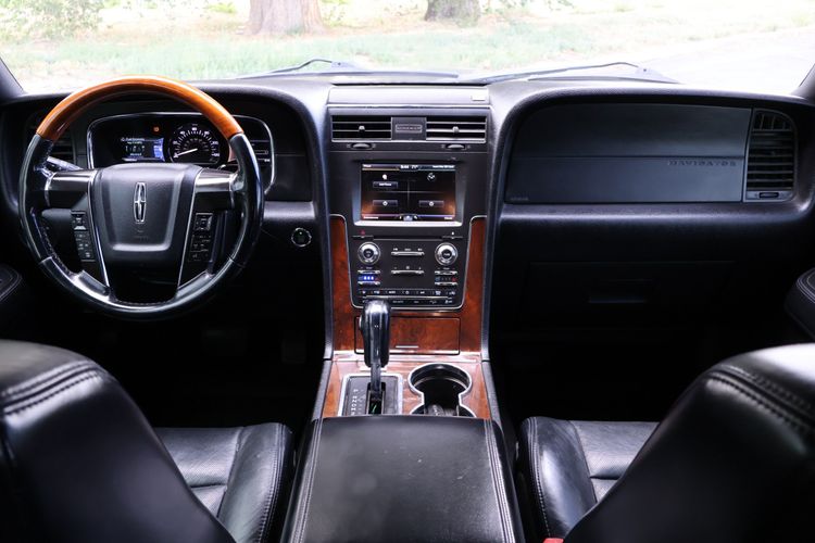2015 Lincoln Navigator | Victory Motors of Colorado