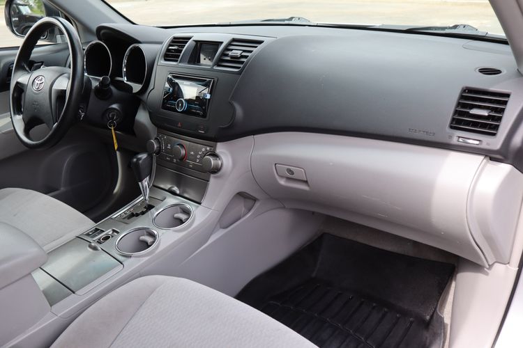 2010 Toyota Highlander Base | Victory Motors of Colorado