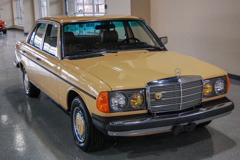 1981 Mercedes-Benz 240D Photos