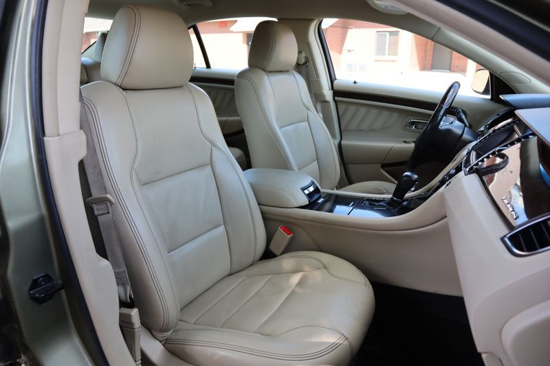 2013 Ford Taurus Photos