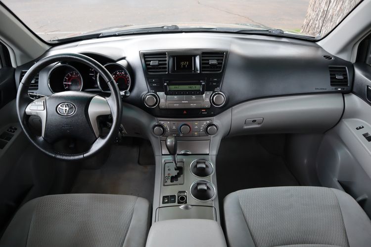 2010 Toyota Highlander Base | Victory Motors of Colorado