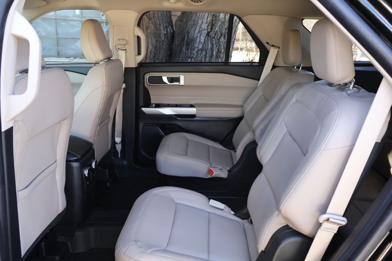 2022 Ford Explorer Photos