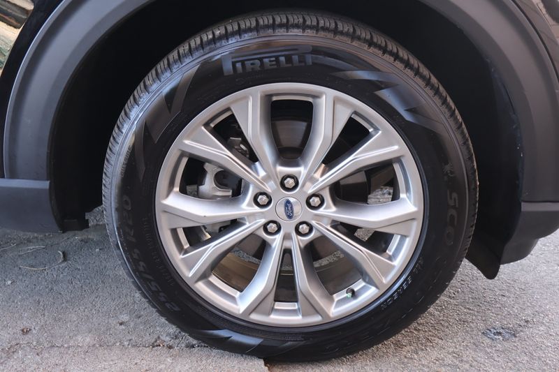 2022 Ford Explorer Photos