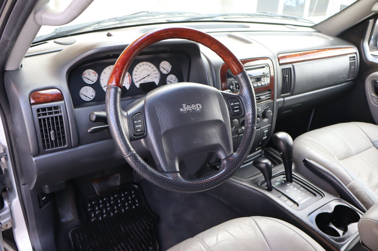 2002 Jeep Grand Cherokee Overland | Victory Motors of Colorado