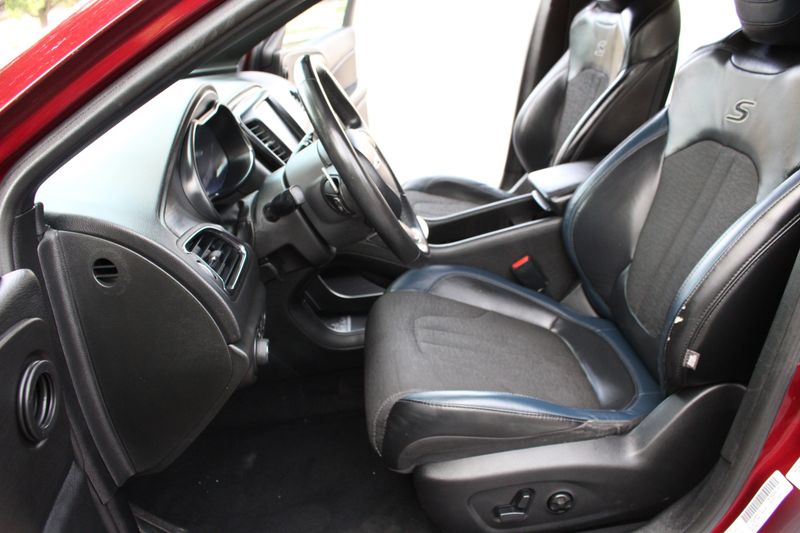2015 Chrysler 200 Photos