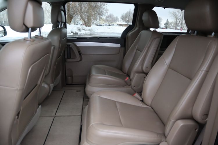 2012 Volkswagen Routan SE | Victory Motors of Colorado