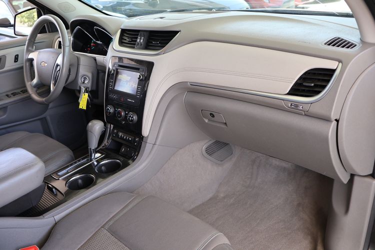 2015 Chevrolet Traverse LT | Victory Motors of Colorado