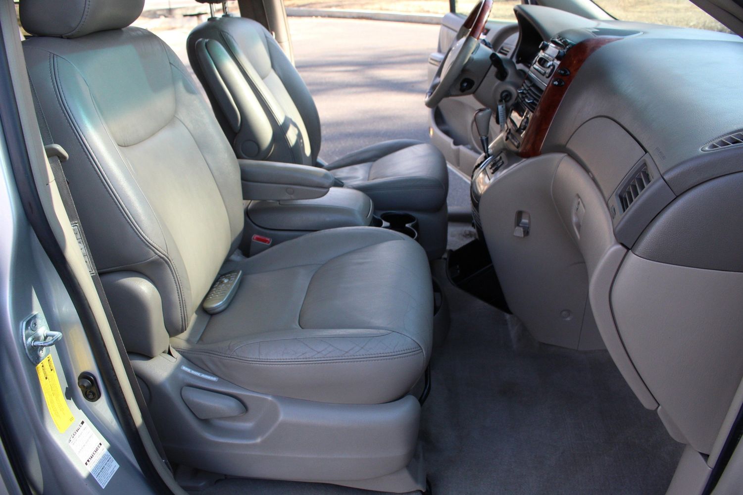 2004 Toyota Sienna XLE Limited 7 Passenger | Victory Motors of Colorado
