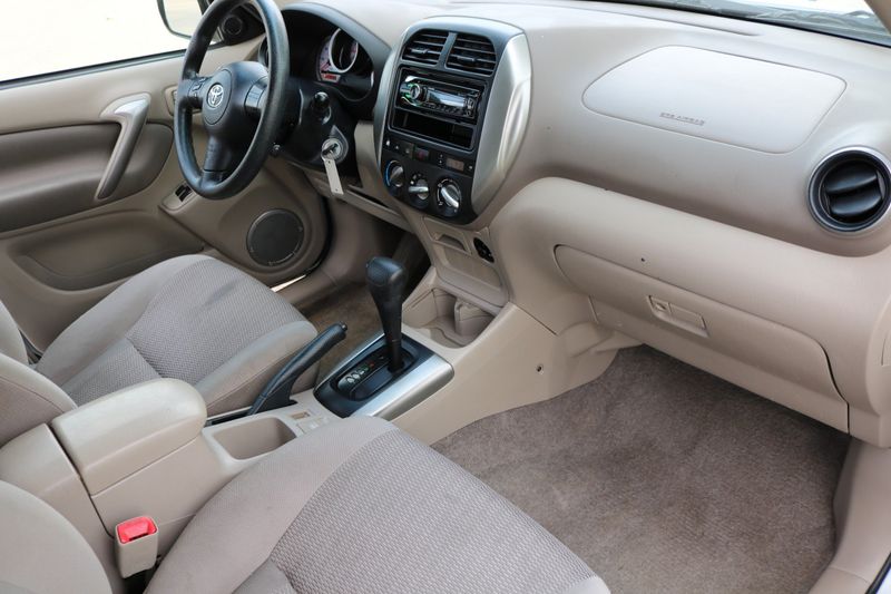 2004 Toyota RAV4 Photos