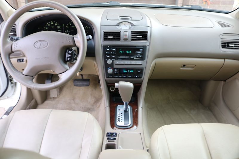 2000 INFINITI I30 Photos