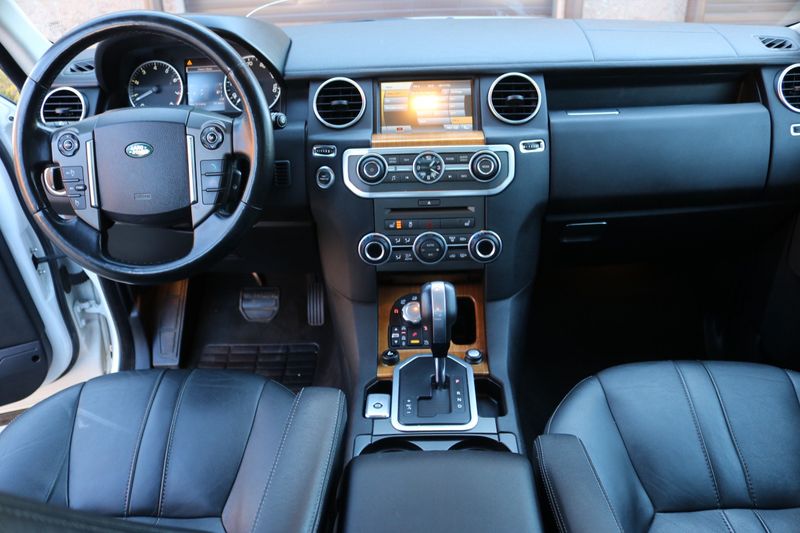 2011 Land Rover LR4 Photos