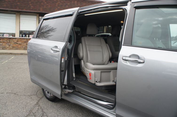 2018 Toyota Sienna XLE 7-Passenger Auto Access Seat | Zoom Auto Group ...