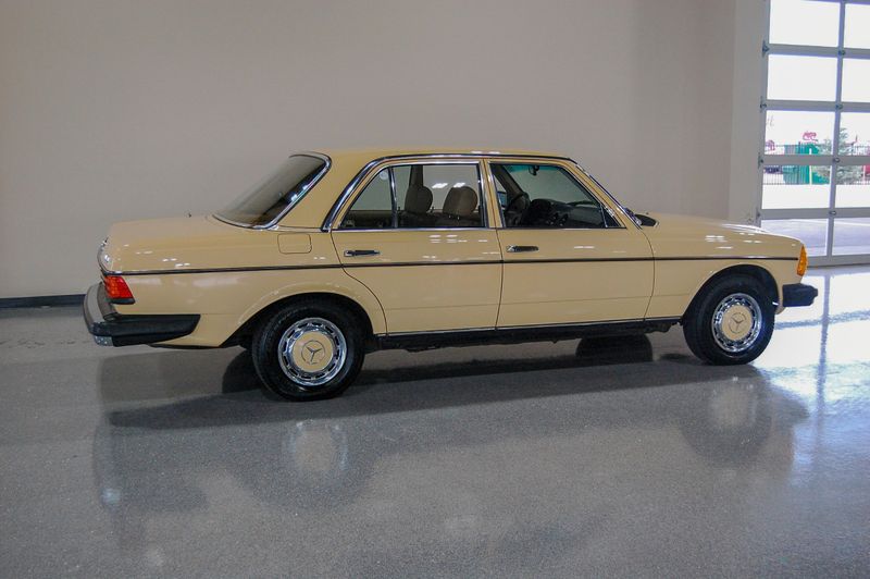 1981 Mercedes-Benz 240D Photos