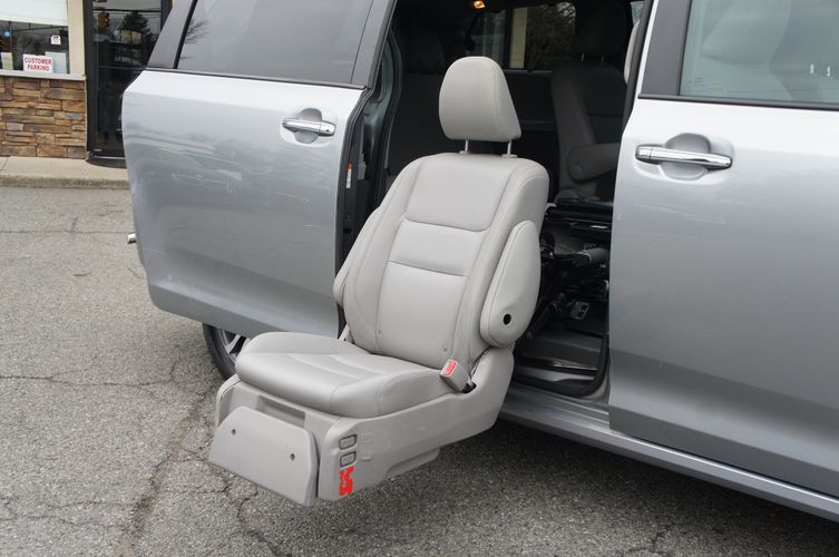 2018 Toyota Sienna XLE 7-Passenger Auto Access Seat | Zoom Auto Group ...