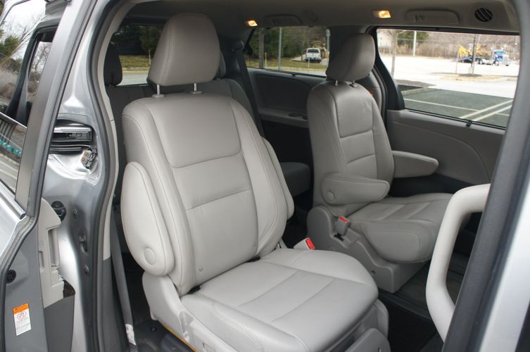 2018 Toyota Sienna XLE 7-Passenger Auto Access Seat | Zoom Auto Group ...