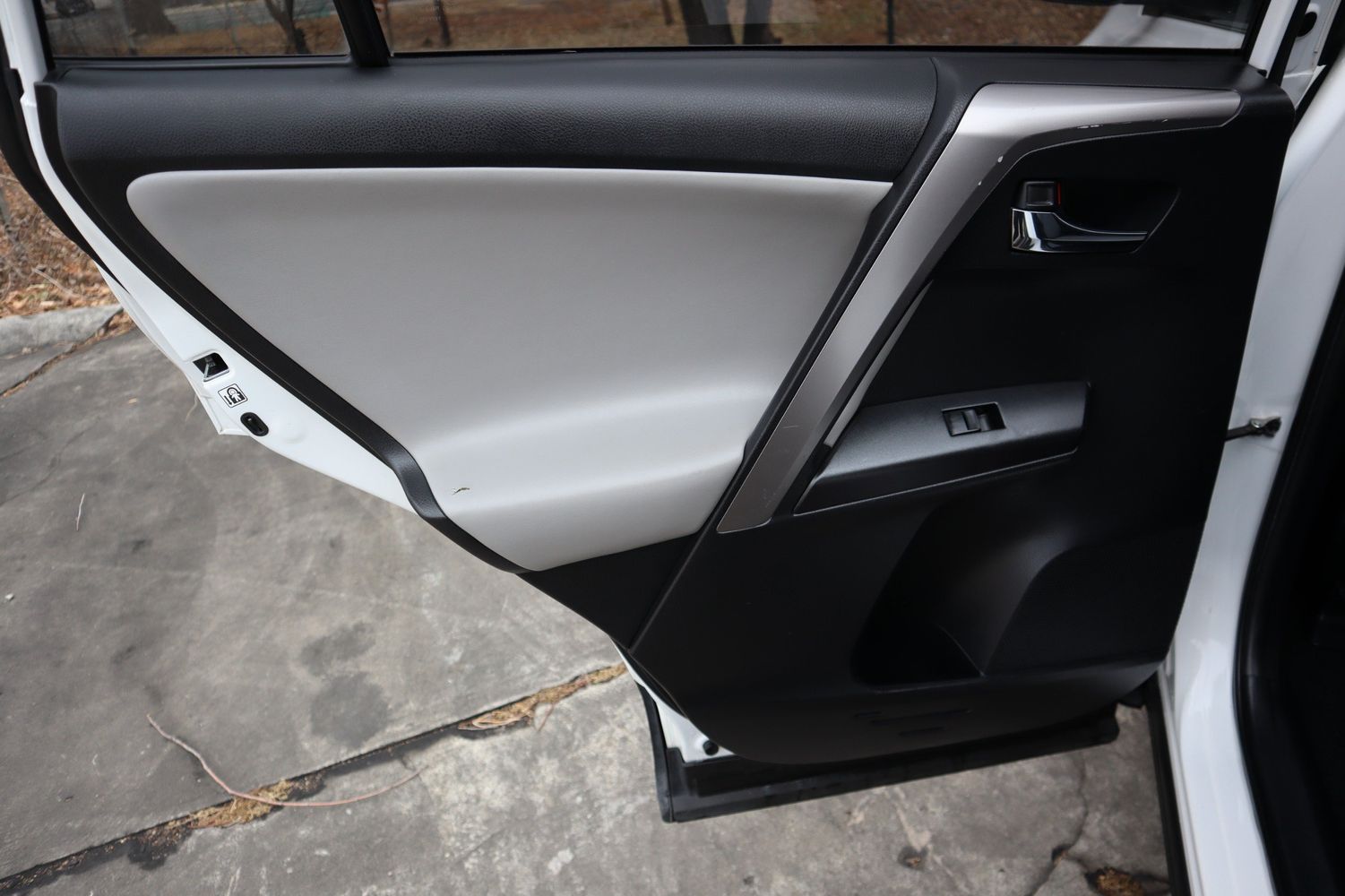 2017 Toyota RAV4 Hybrid XLE | Victory Motors of Colorado