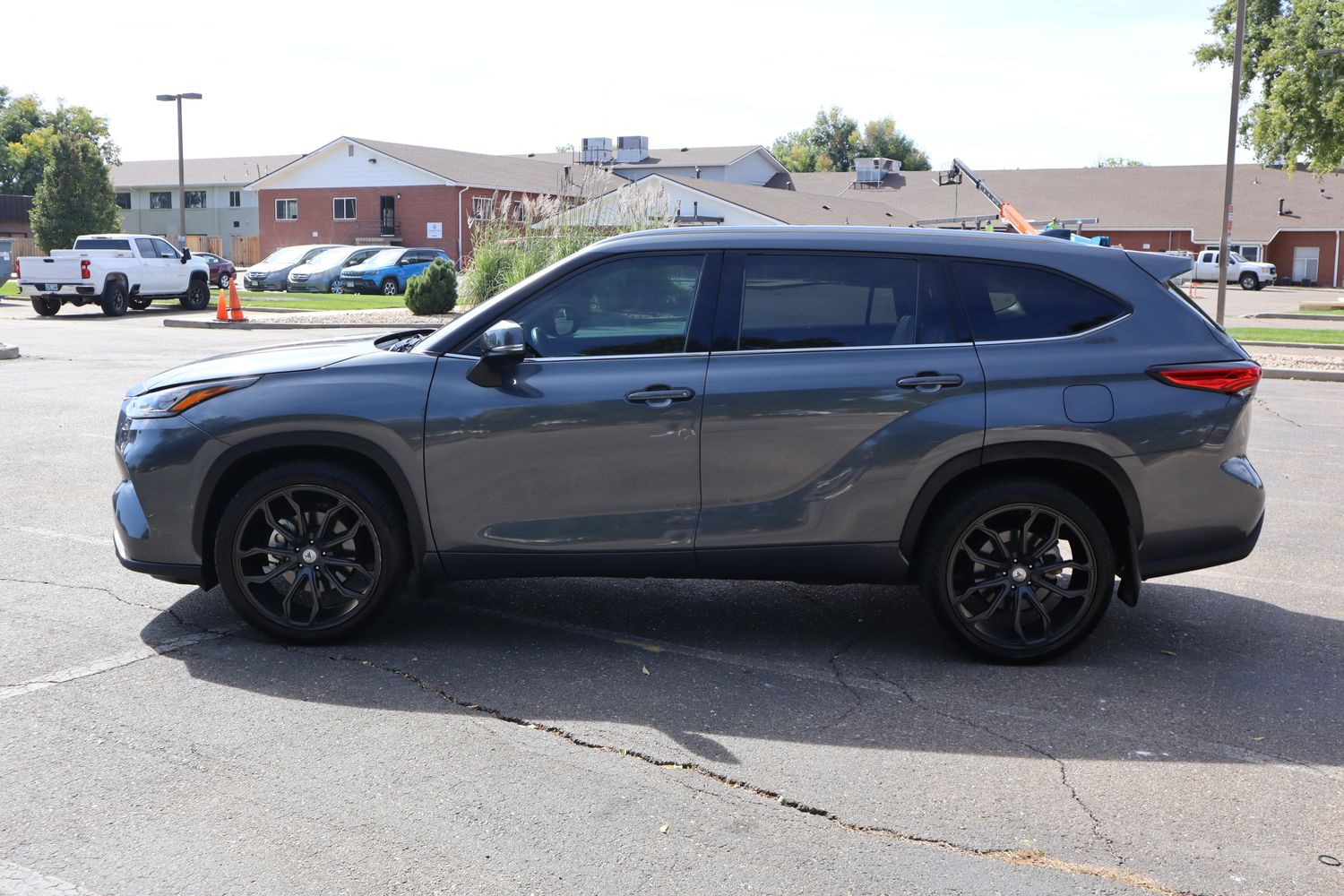 2020 Toyota Highlander XLE | Victory Motors of Colorado