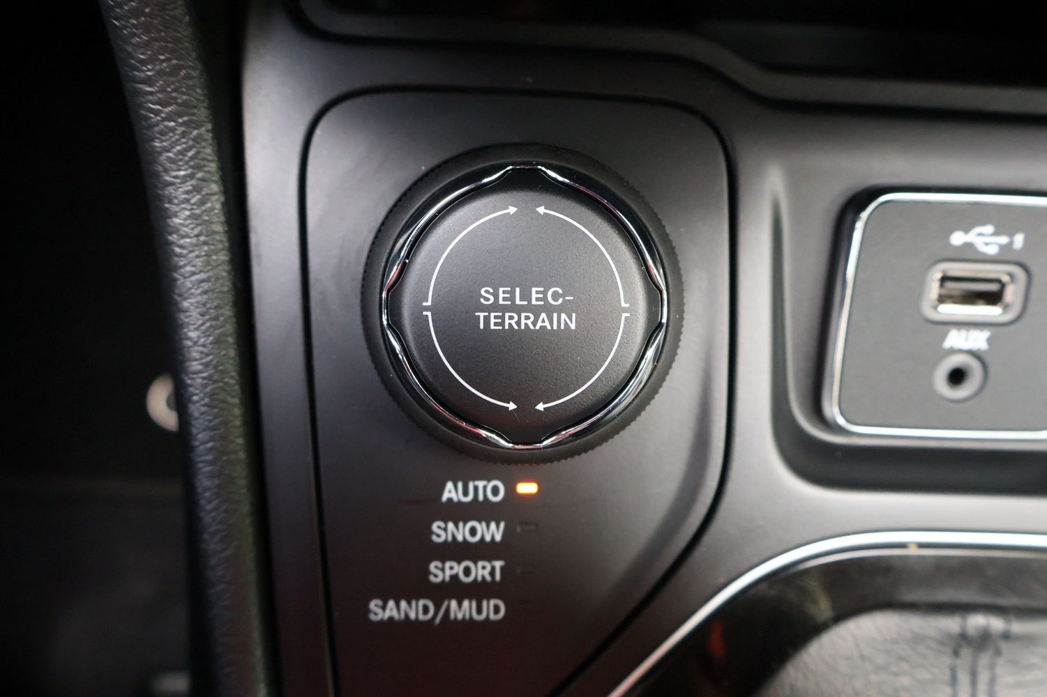 2023 Jeep Cherokee Altitude Lux | Victory Motors of Colorado