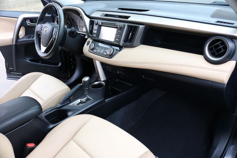 2015 Toyota RAV4 Photos