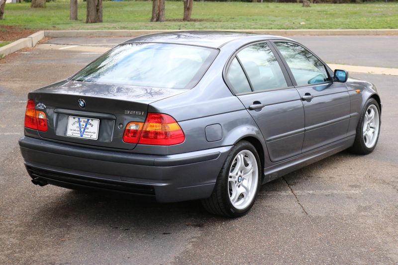 2003 BMW 325i Photos