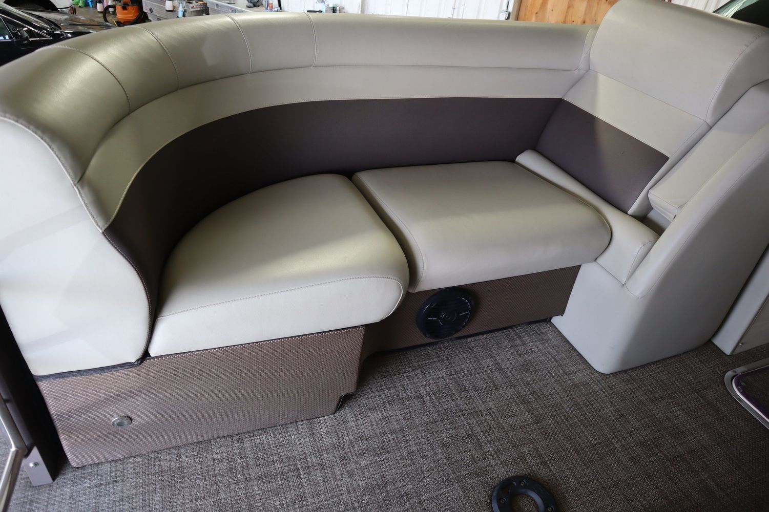 2018 LARSON ESCAPE PONTOON | Victory Motors of Colorado