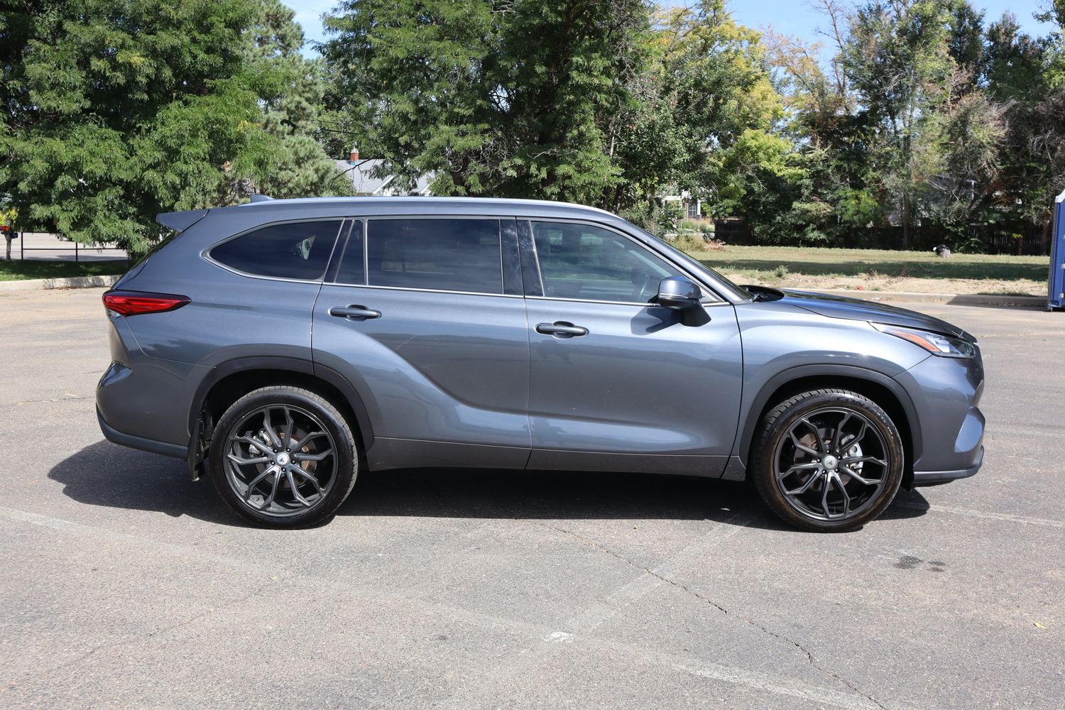 2020 Toyota Highlander XLE | Victory Motors of Colorado