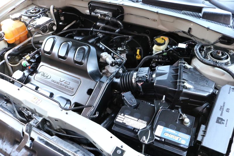 2004 Ford Escape Photos