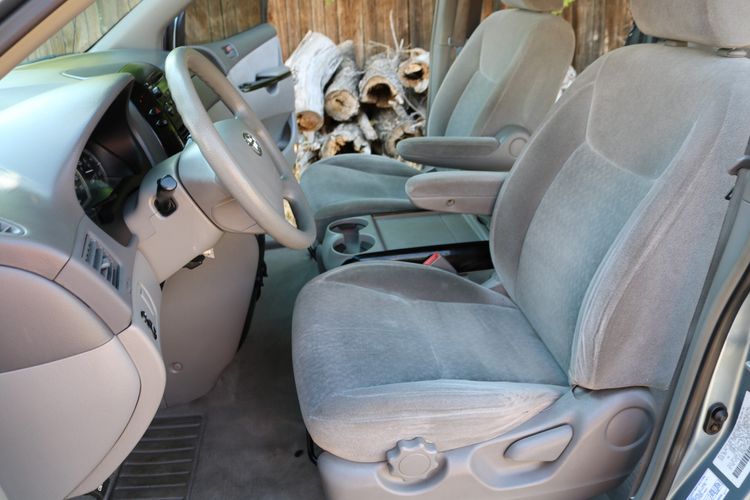 2004 Toyota Sienna LE 7 Passenger | Victory Motors of Colorado