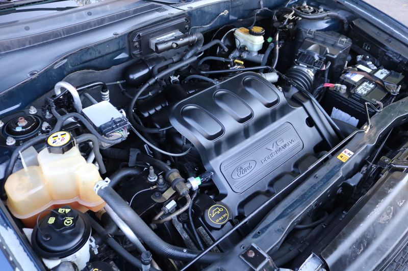 2004 Ford Escape Photos