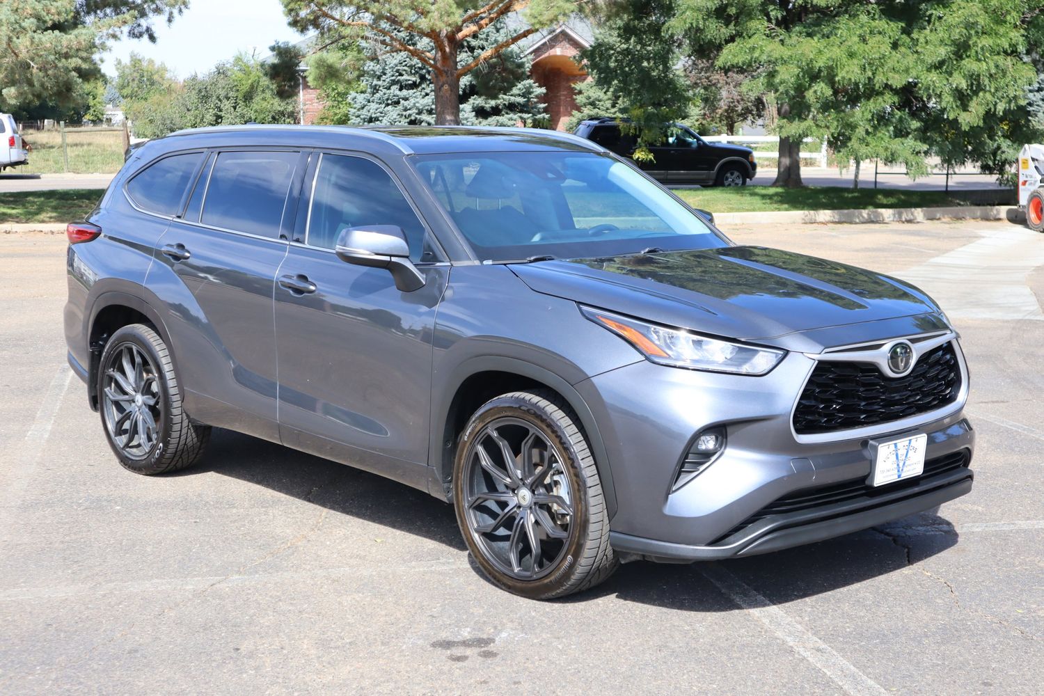 2020 Toyota Highlander XLE | Victory Motors of Colorado