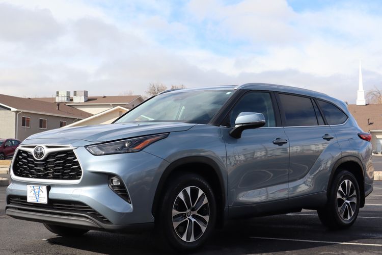 2023 Toyota Highlander XLE | Victory Motors of Colorado