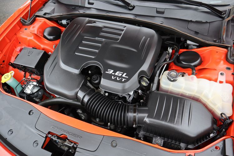 2018 Dodge Charger SXT Plus | Victory Motors of Colorado