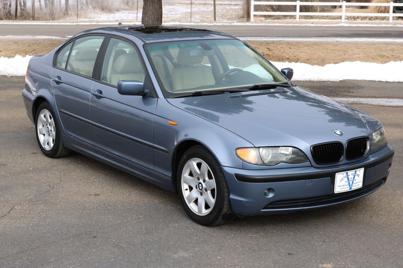 2005 BMW 325i Photos