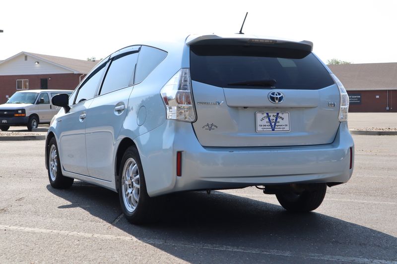 2012 Toyota Prius v Photos