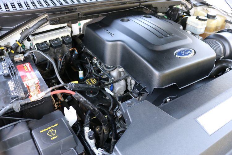 2004 Ford Expedition XLS | Victory Motors of Colorado