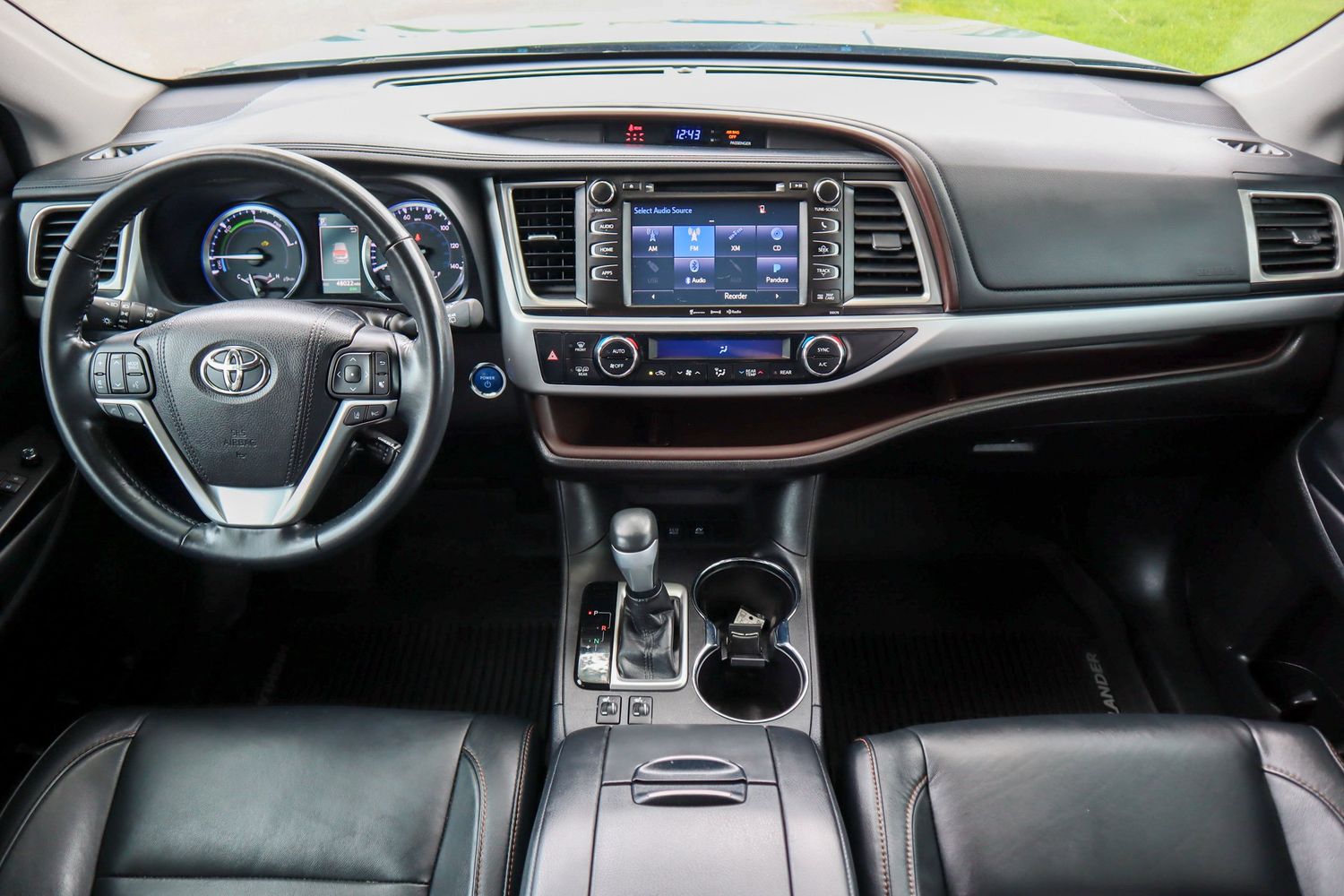 2017 Toyota Highlander Hybrid XLE | Victory Motors of Colorado