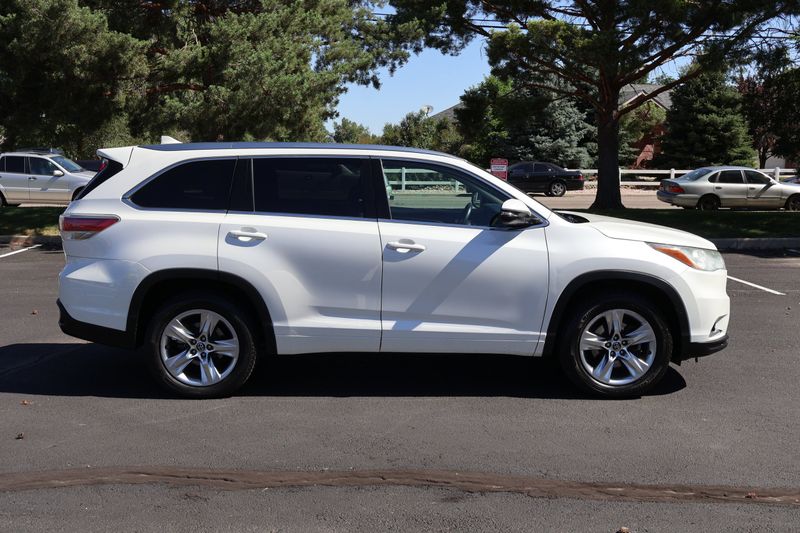 2016 Toyota Highlander Photos