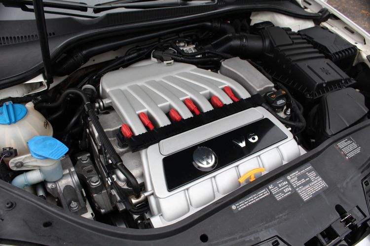 2008 Volkswagen R32 | Victory Motors of Colorado