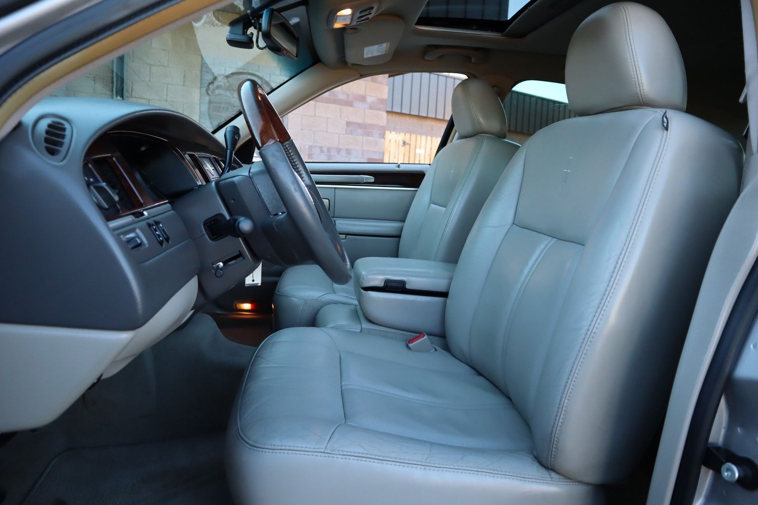 Lincoln Town Car 2011 Interior